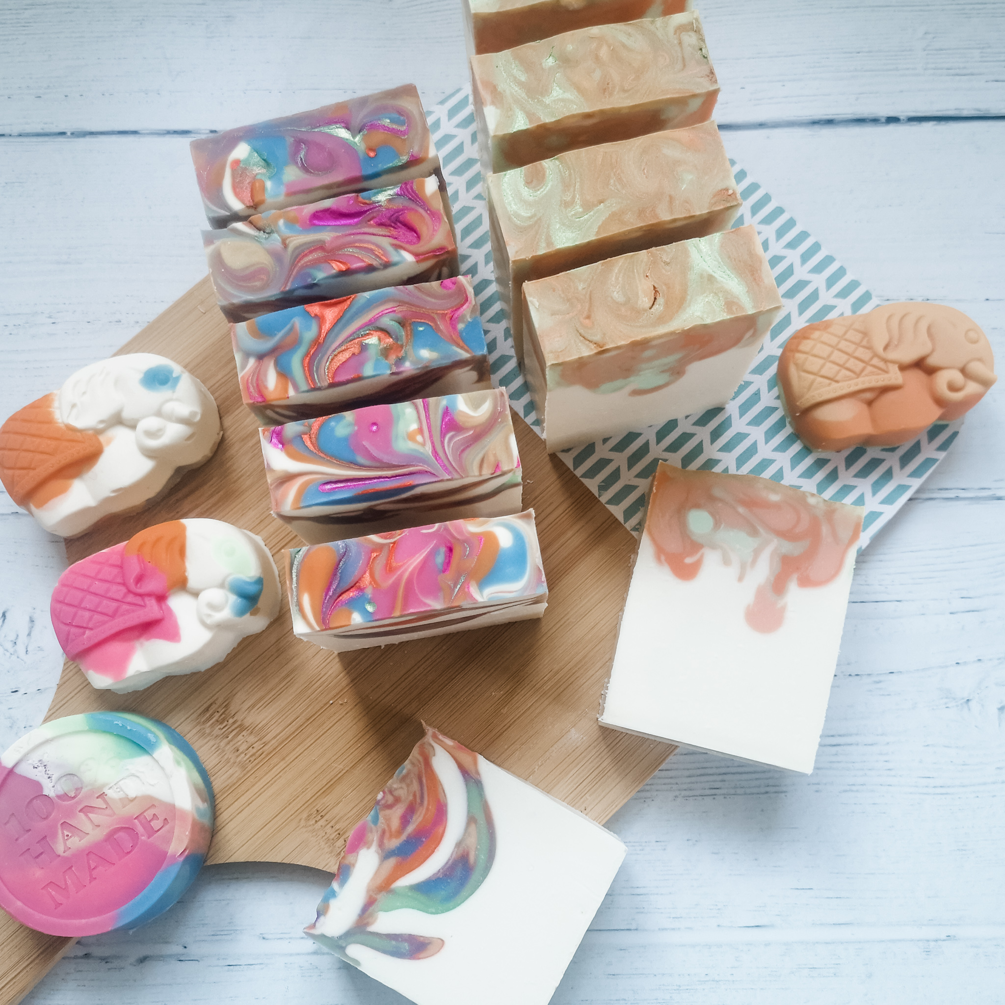 Seife mit Regenbogen-Swirls - Feinseiferei